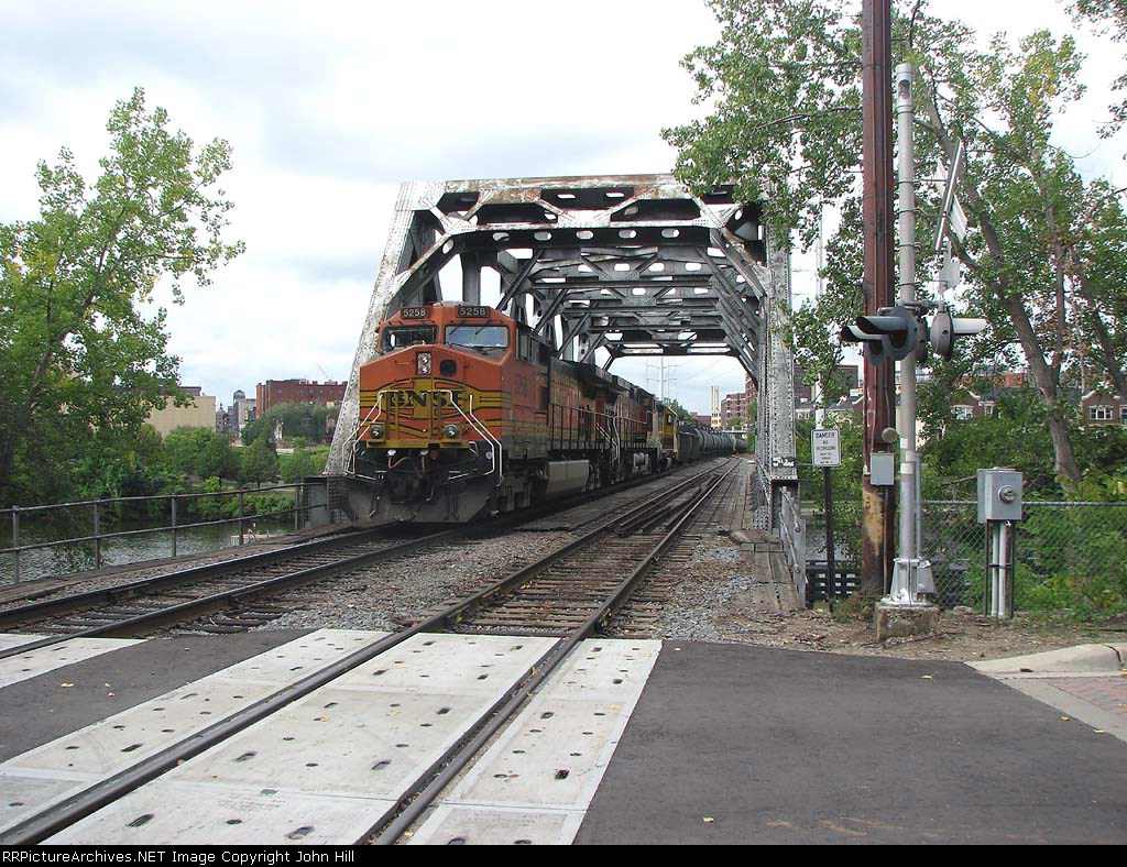 080914004 Eastbound BNSF crossing Nicollet Island on the Wayzata Sub.